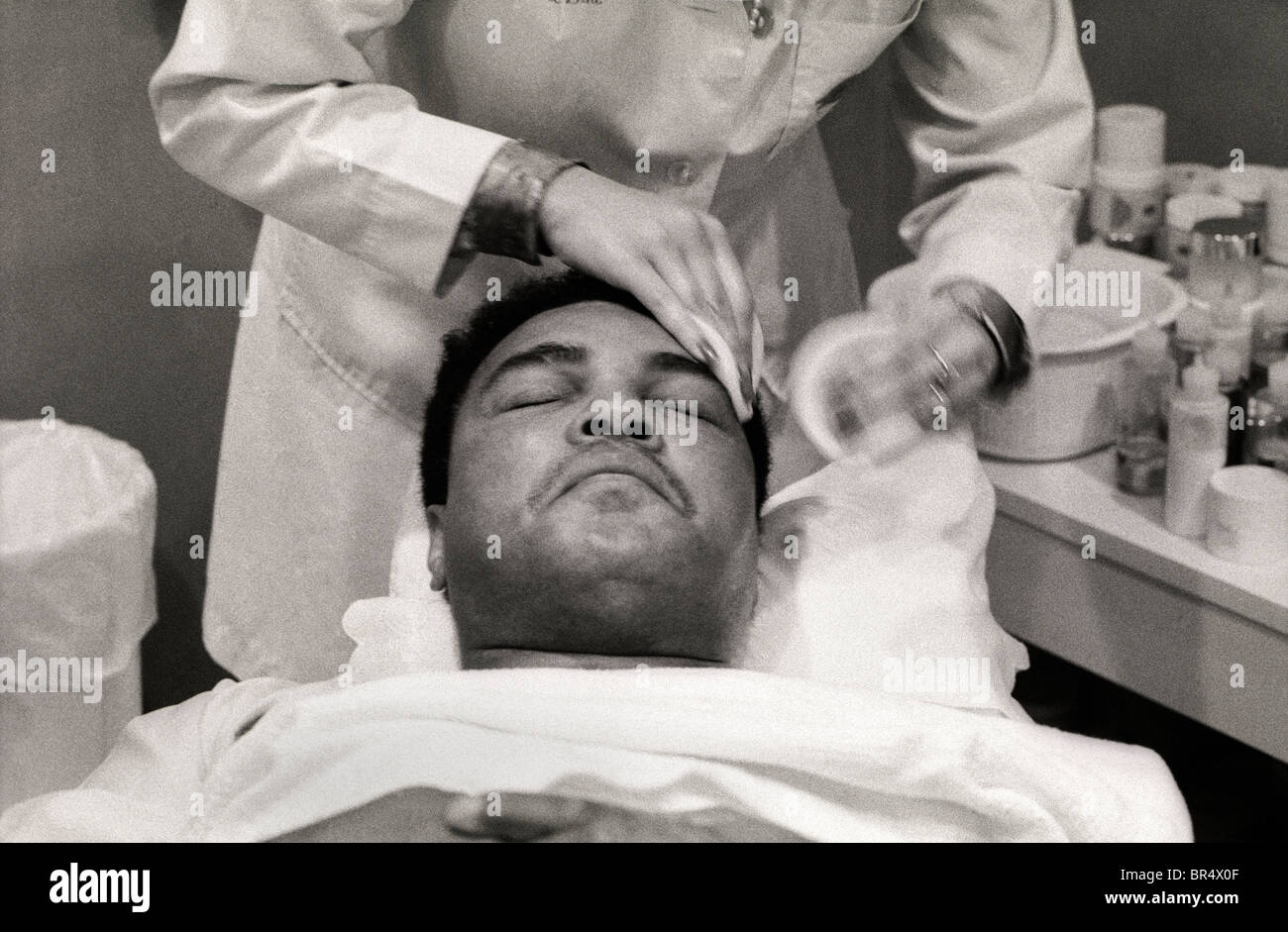 Muhammad Ali getting a facial in 1984 Stock Photo - Alamy
