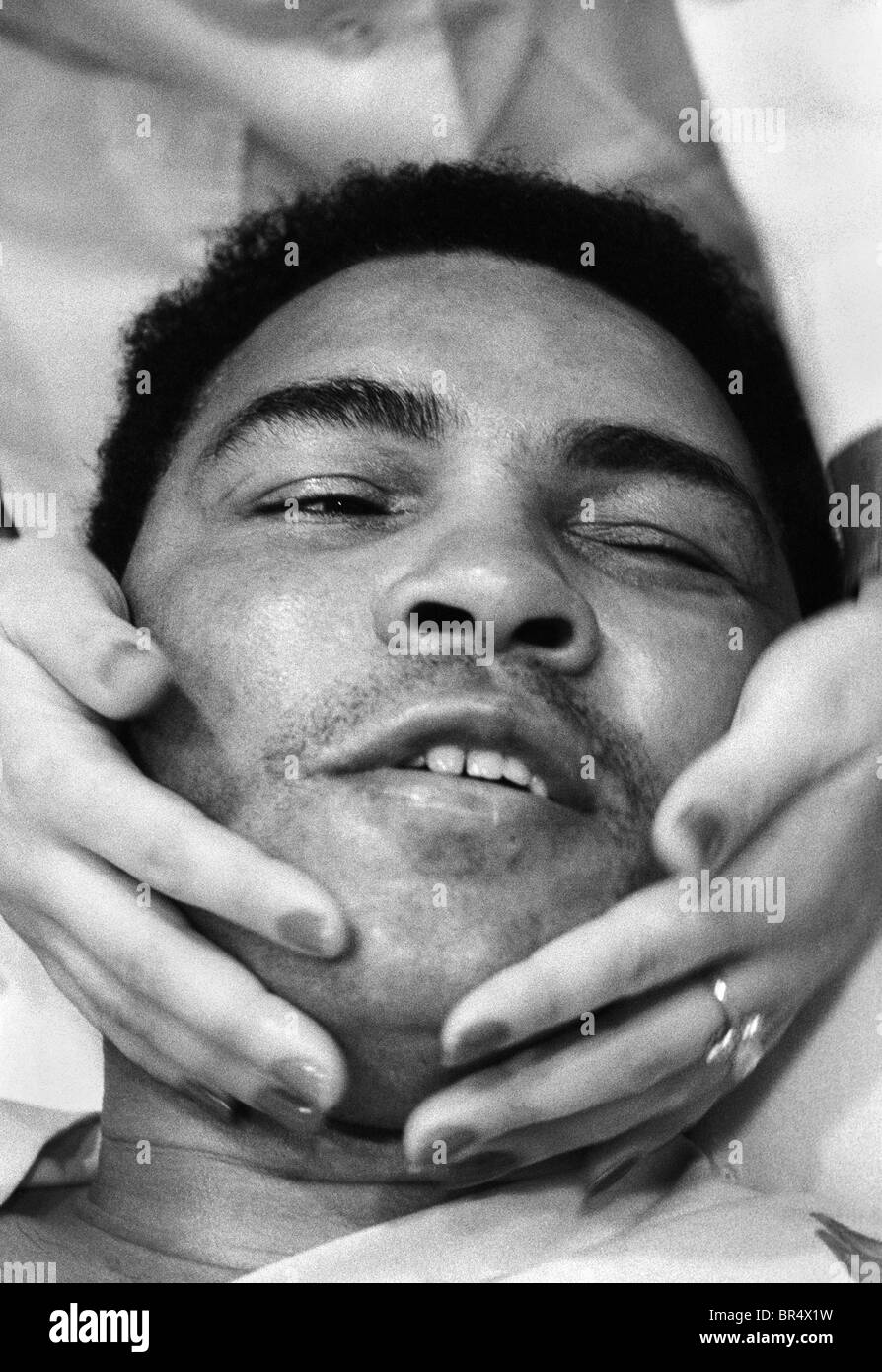 Muhammad Ali getting his first facial in 1985 in Louisville Kentucky ...