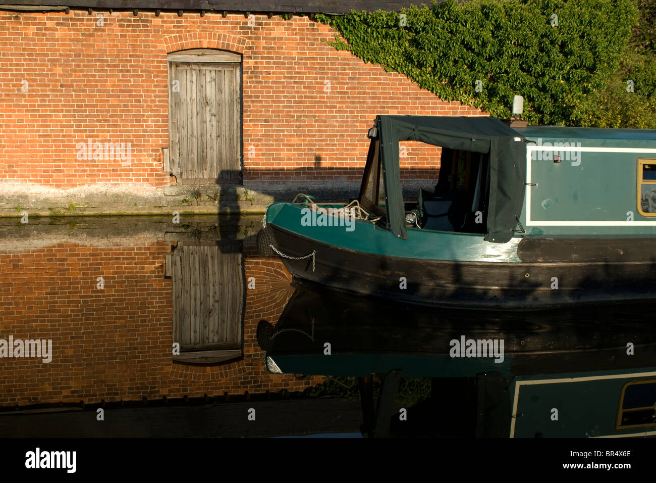 Narrowboat hi-res stock photography and images - Alamy