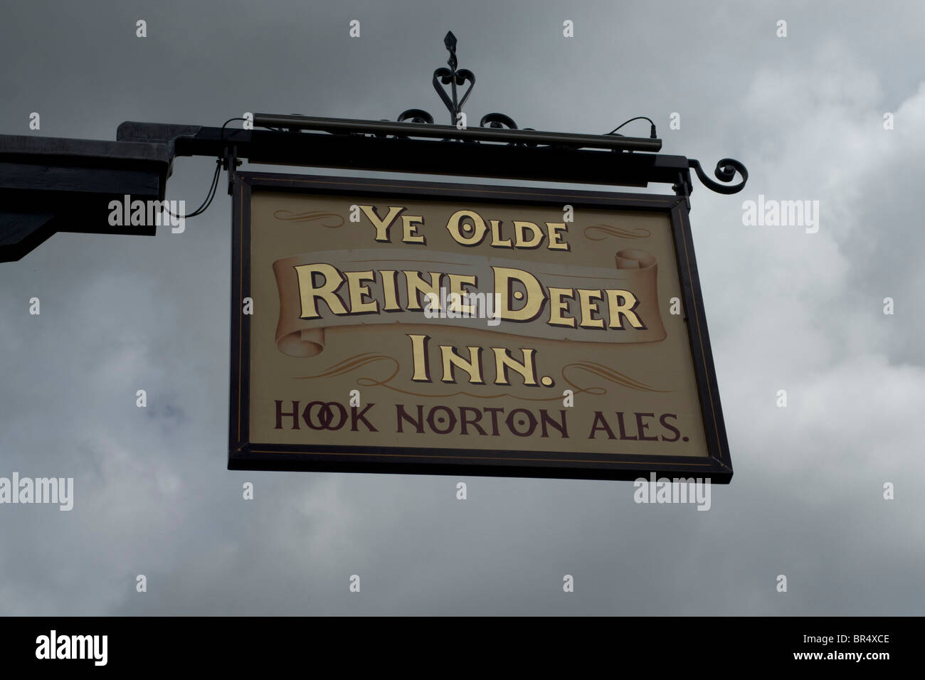 English pub sign hi-res stock photography and images - Alamy