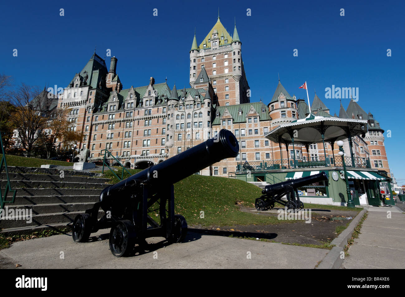 Cannon in front of the Chateau Frontenac at Quebec City Stock Photo - Alamy