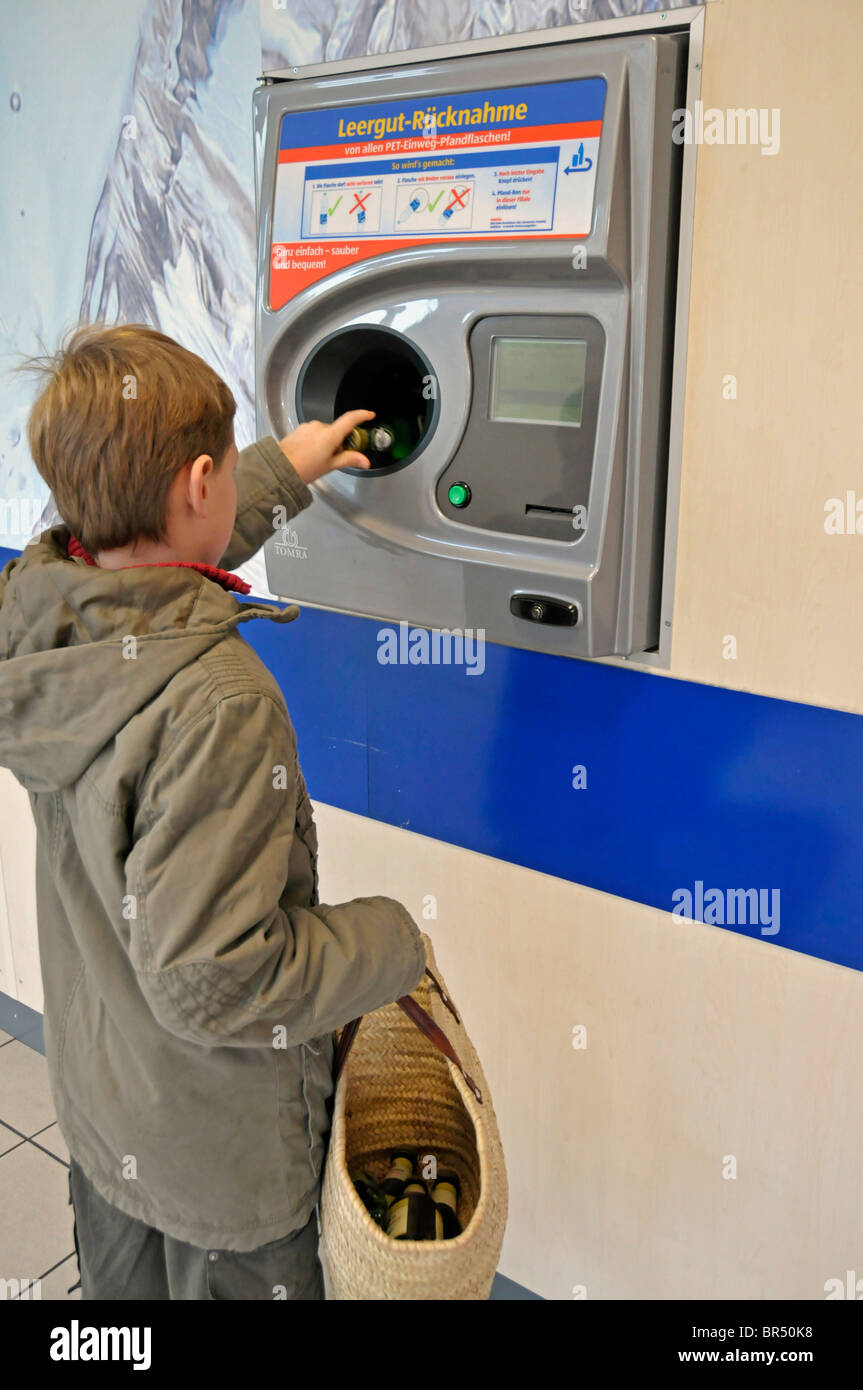 Return machine bottles hi-res stock photography and images - Alamy