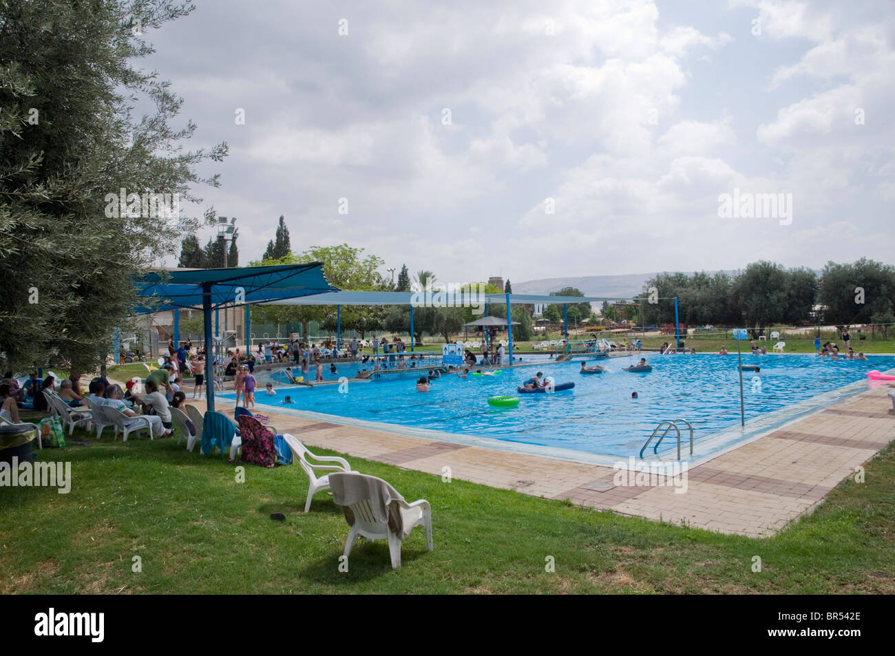 Israel, Jordan Valley, Kibbutz Ashdot Yaacov, Outdoor Swimming pool ...