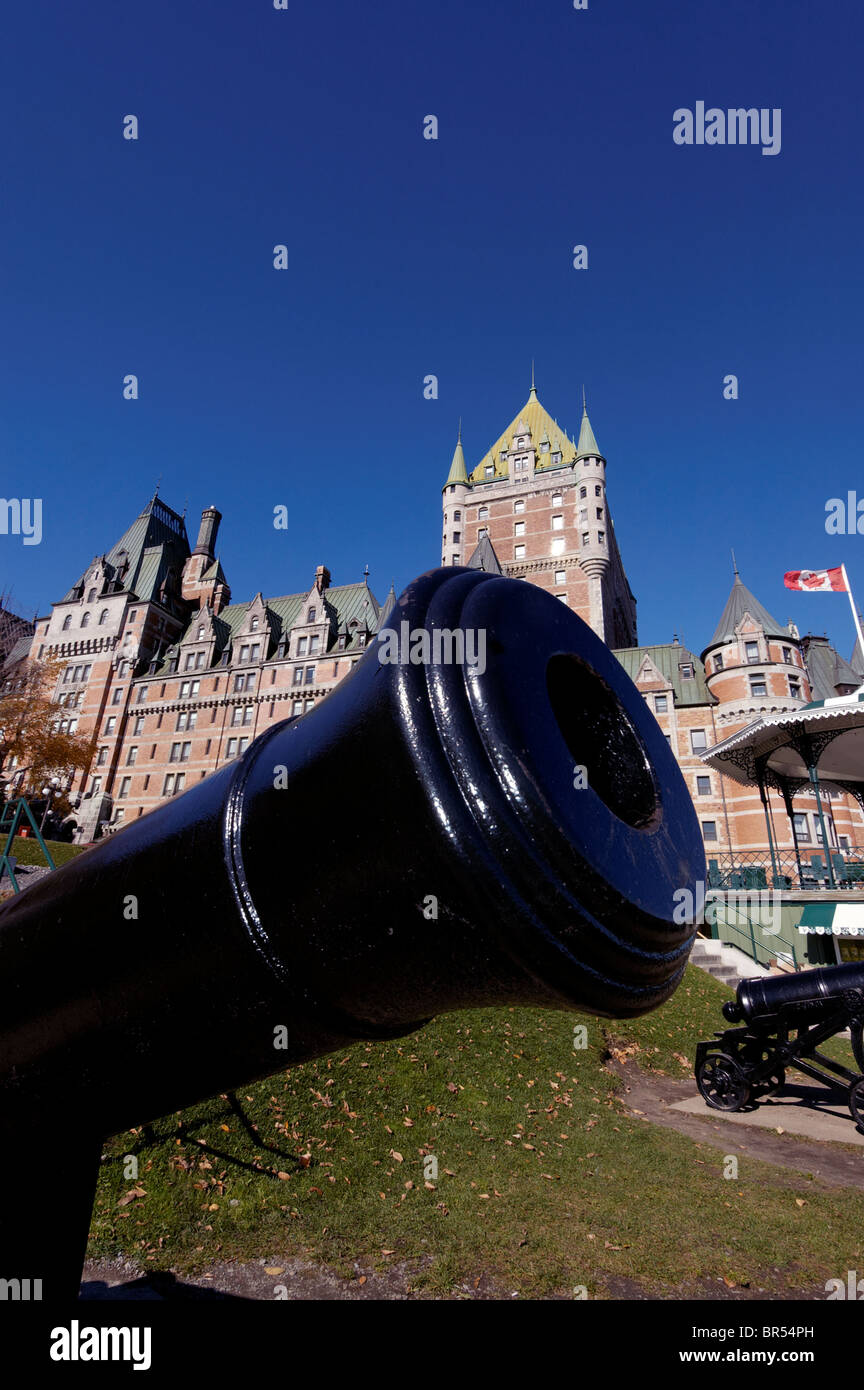 Cannon in front of the Chateau Frontenac at Quebec City Stock Photo - Alamy