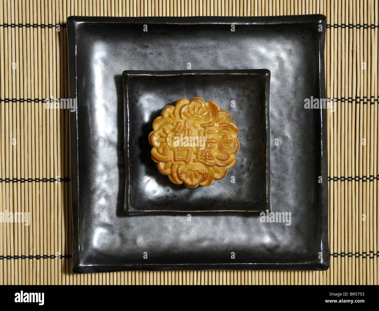 Chinese mooncake for the mid-autumn or moon festival Stock Photo - Alamy