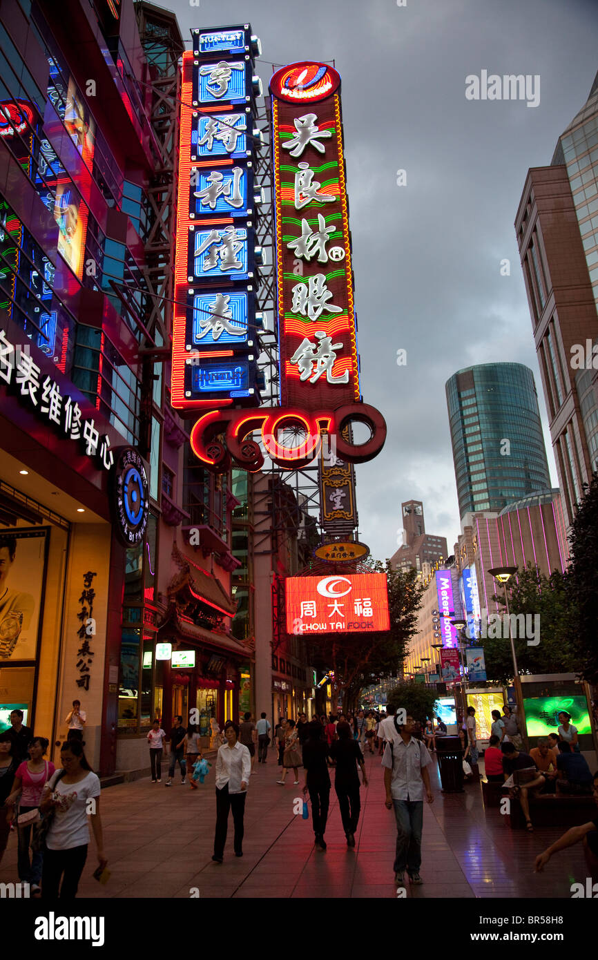 Busy shopping street in Shanghai China Stock Photo - Alamy