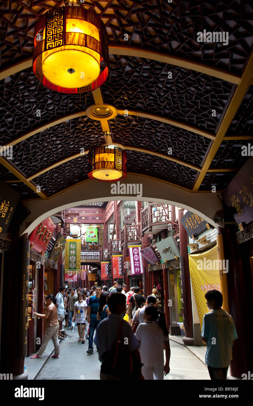 Shopping in Shanghai China Stock Photo - Alamy