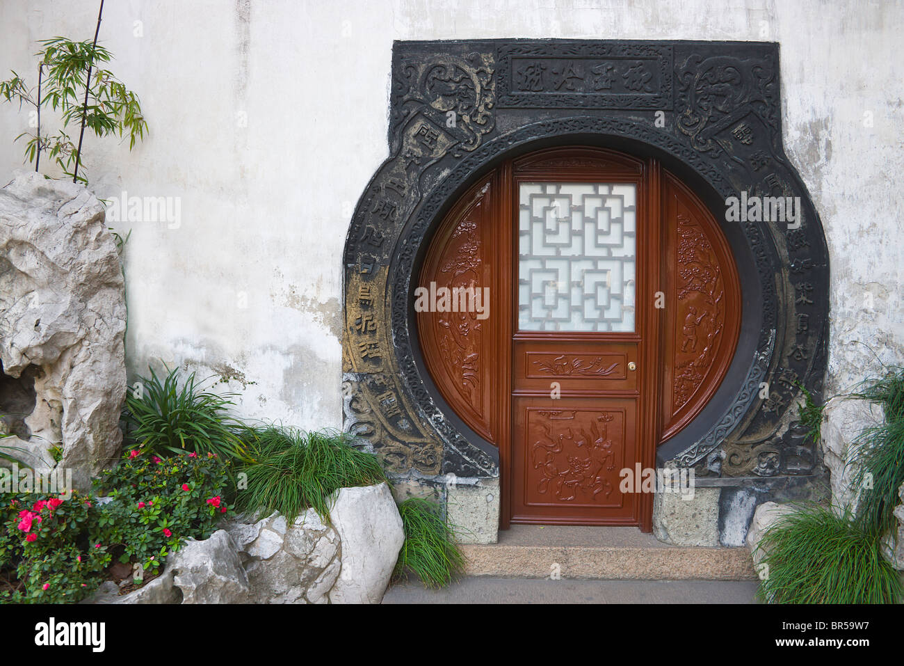 Moon gate hi-res stock photography and images - Alamy