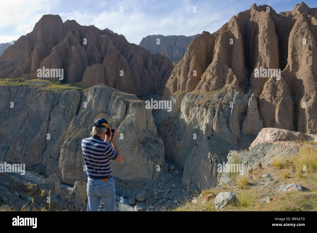 Western tourist photographing in Aoyitage Valley, Pamir Plateau ...
