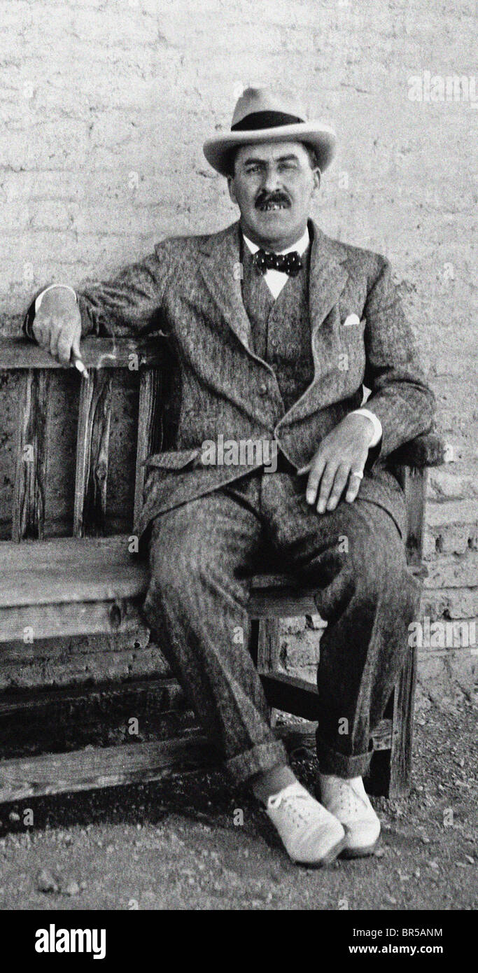 Howard carter tomb Black and White Stock Photos & Images - Alamy