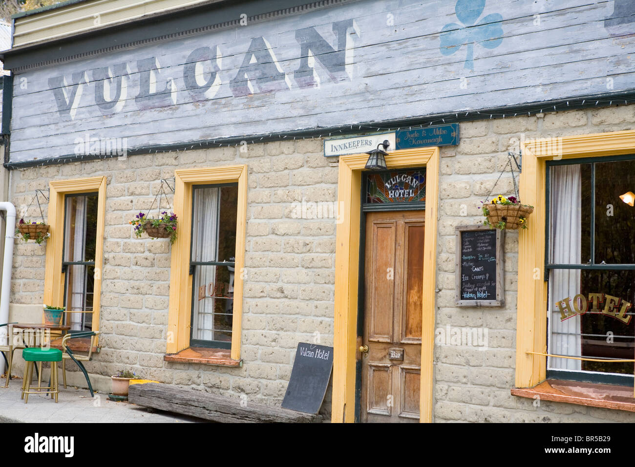 The Vulcan Hotel, one of New Zealand's iconic pubs, in St Bathans Stock ...