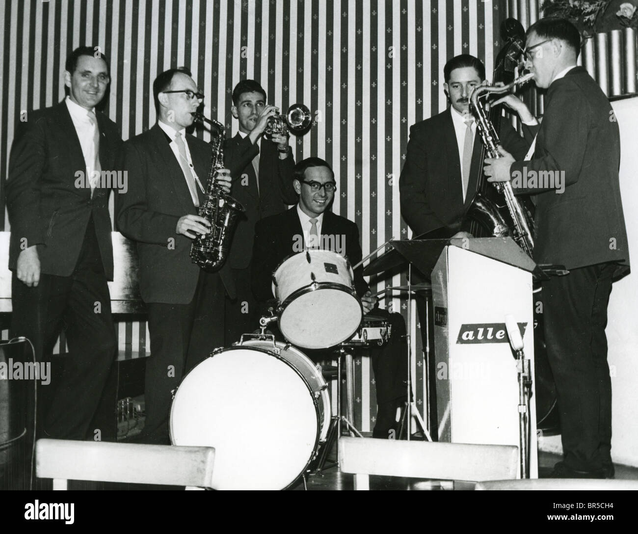 The group music hi-res stock photography and images - Alamy