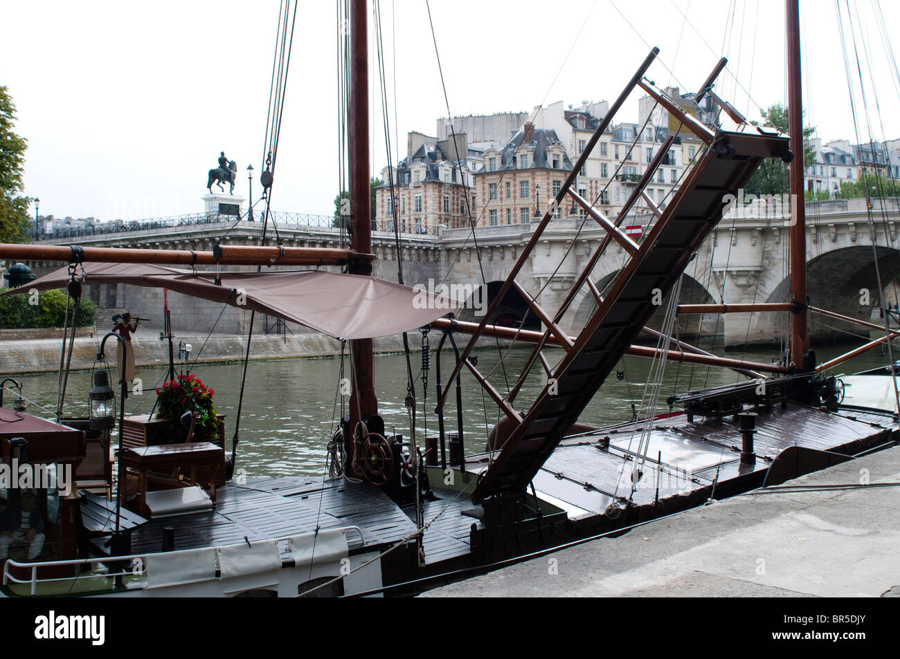 Boat pont neuf hi-res stock photography and images - Alamy