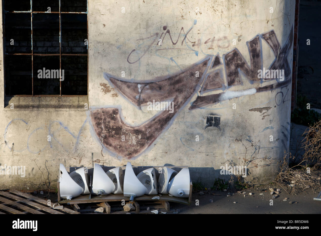 Urinal graffiti hi-res stock photography and images - Alamy