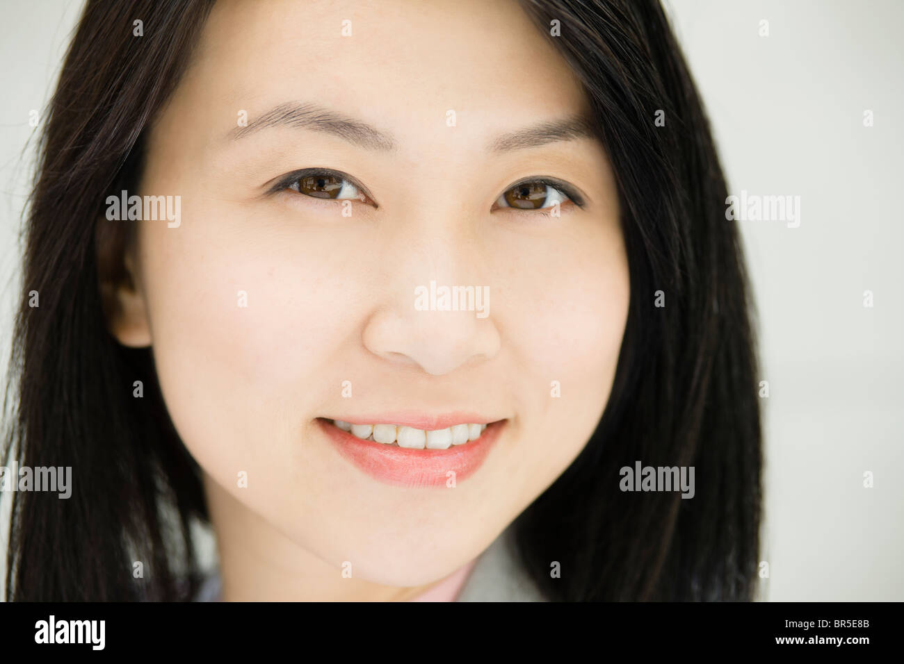 Smiling Chinese businesswoman Stock Photo - Alamy