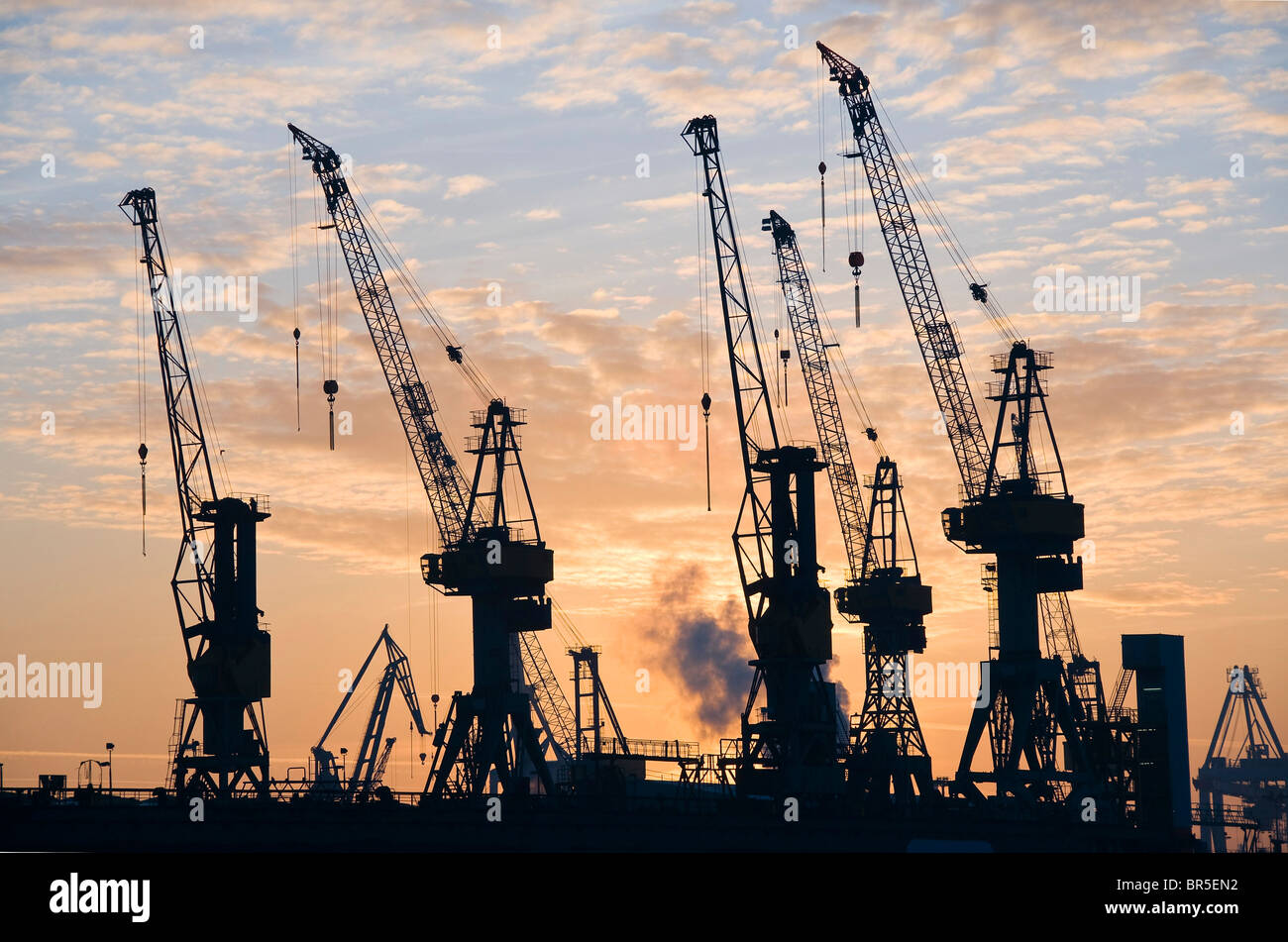 Dockside cranes hi-res stock photography and images - Alamy