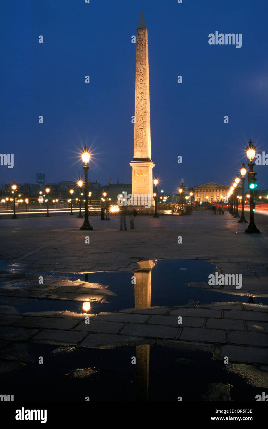 Paris plaza hi-res stock photography and images - Alamy