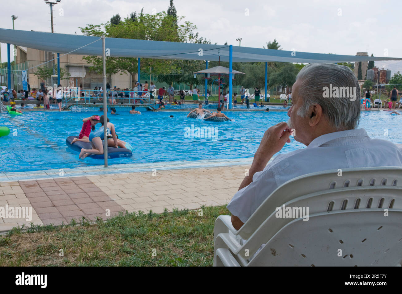Israel, Jordan Valley, Kibbutz Ashdot Yaacov, Outdoor Swimming pool ...