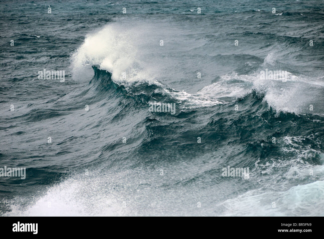 Breaking ocean waves Stock Photo - Alamy