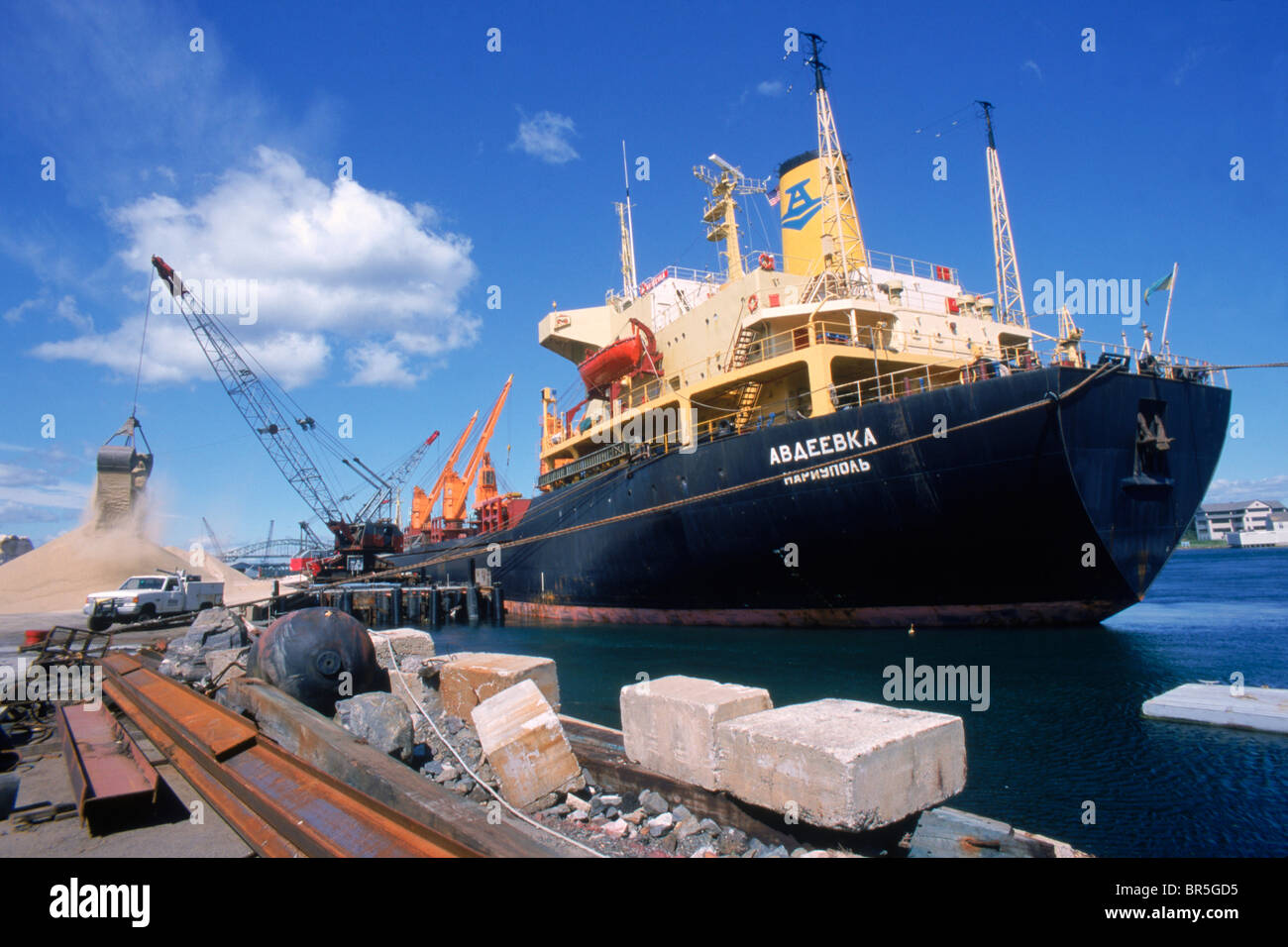 container ship unloading Stock Photo - Alamy