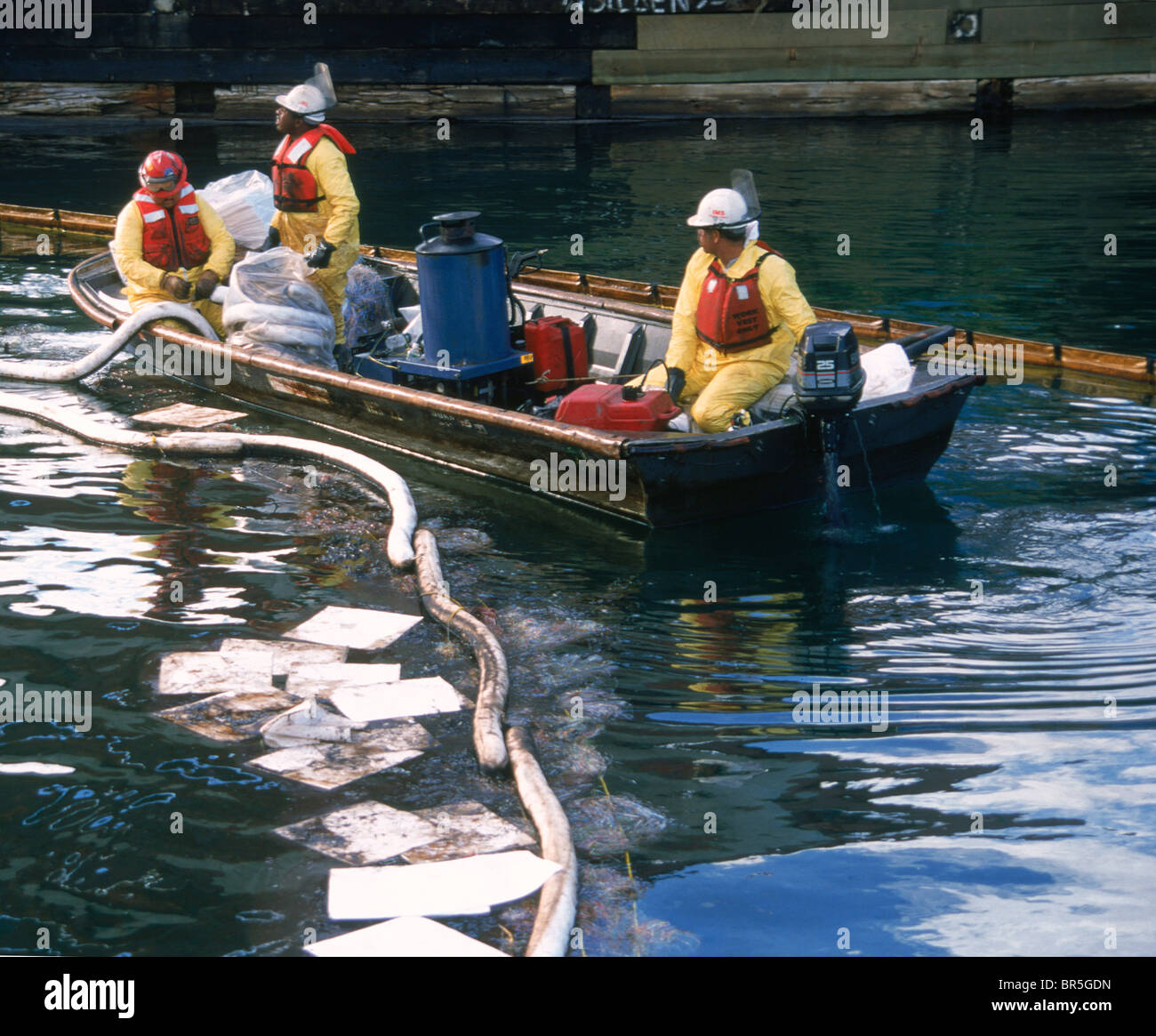 oil spill clean up Stock Photo - Alamy