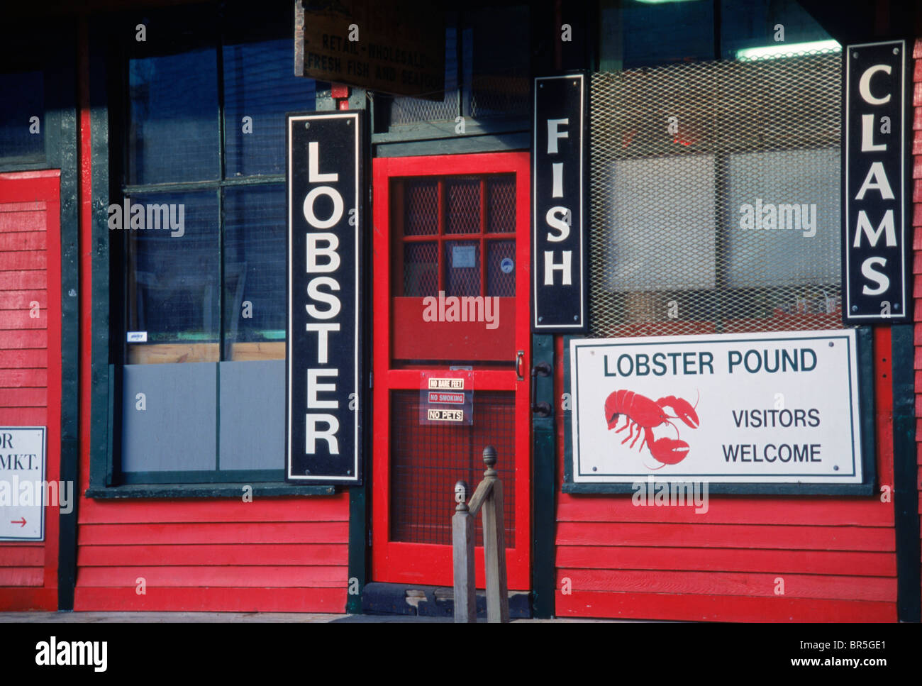 Harbor fish market Stock Photo - Alamy
