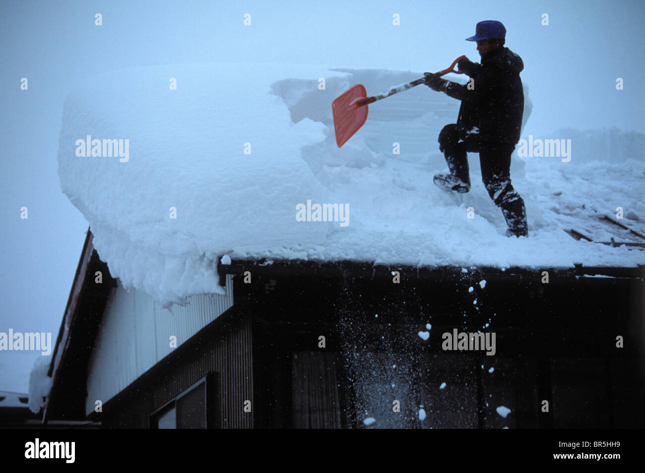 Japan snow buried hi-res stock photography and images - Alamy