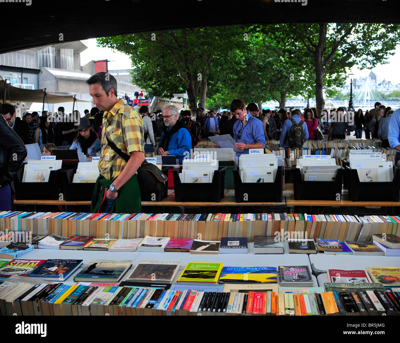 Thames book market hi-res stock photography and images - Alamy