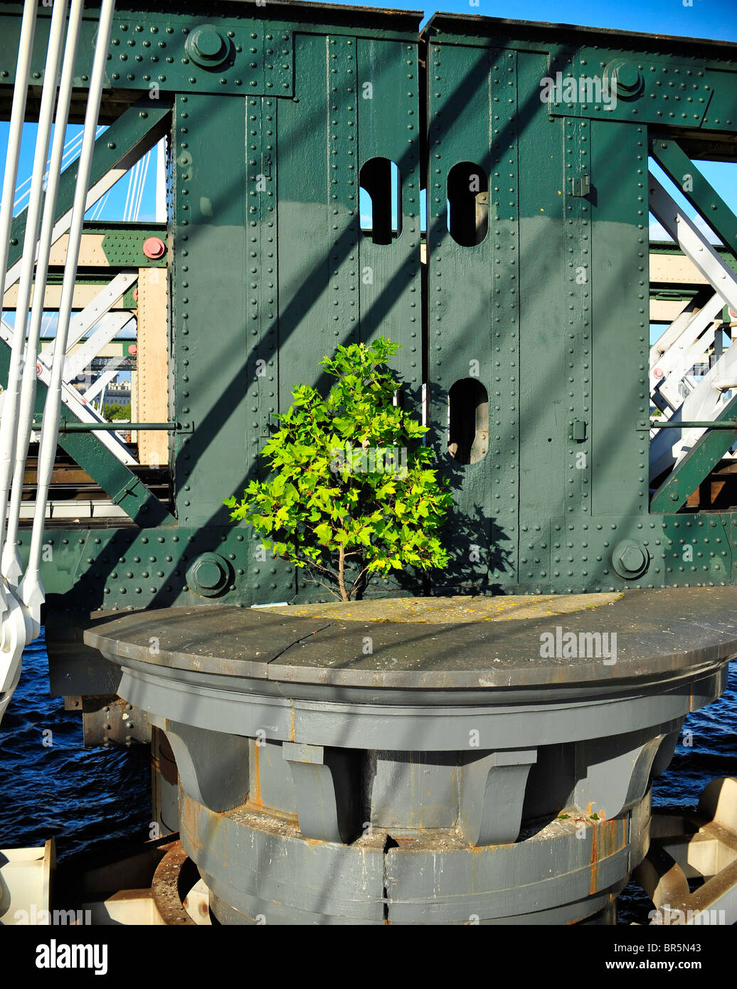 Concrete bridge support hi-res stock photography and images - Alamy