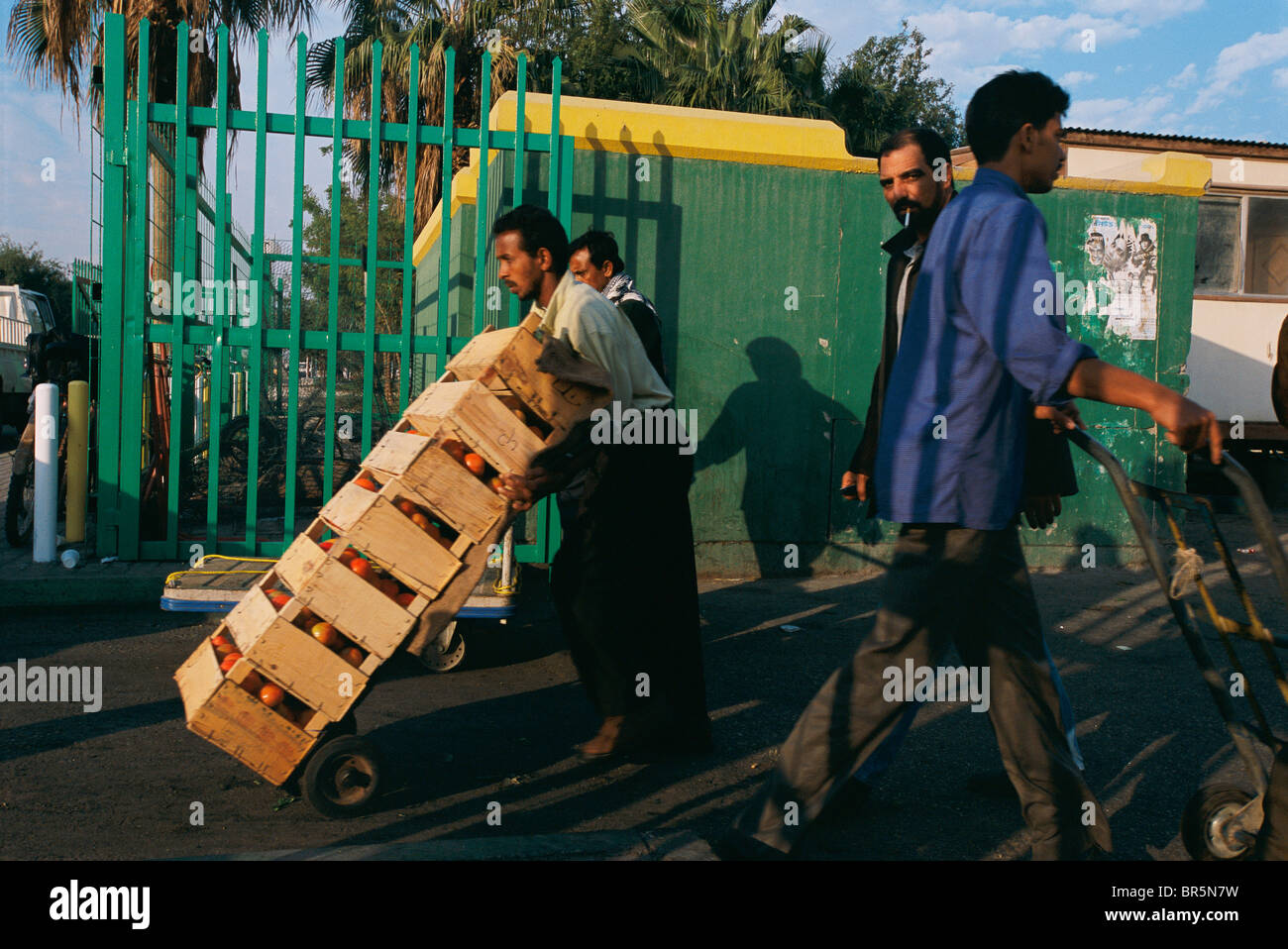 Handcarts hi-res stock photography and images - Alamy