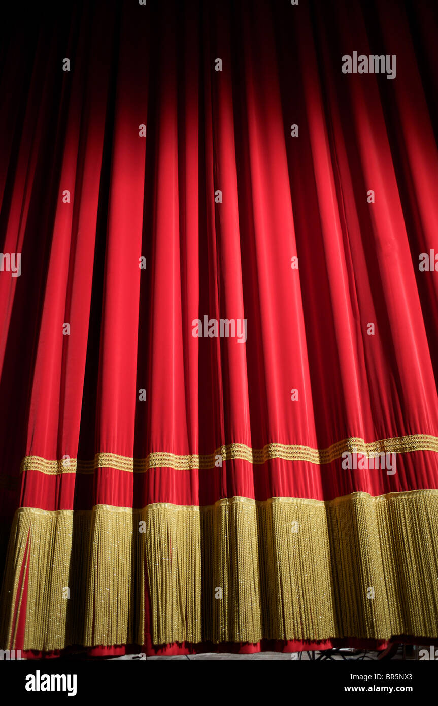closed red curtain Stock Photo - Alamy