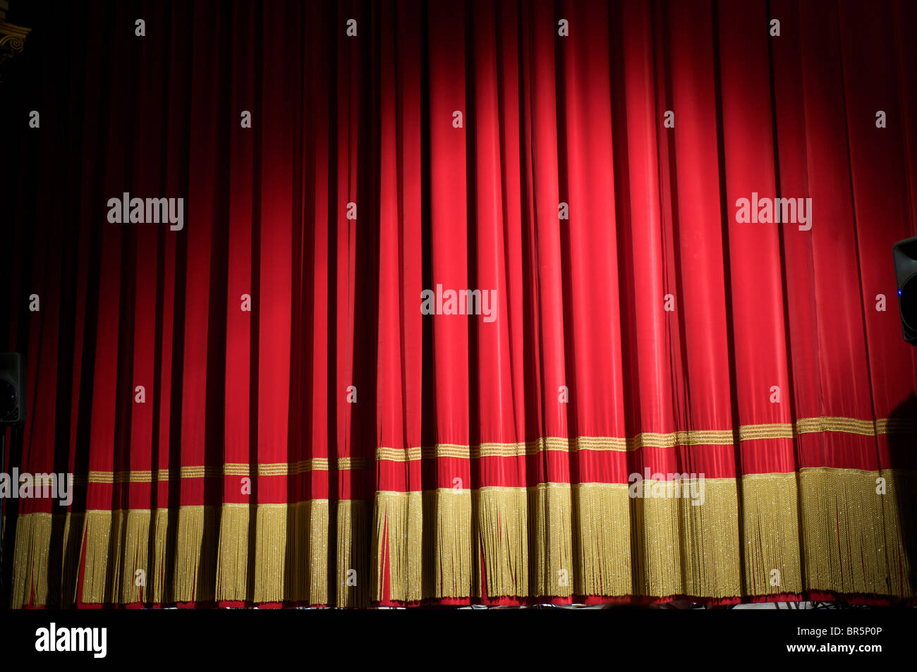 closed red curtain Stock Photo - Alamy