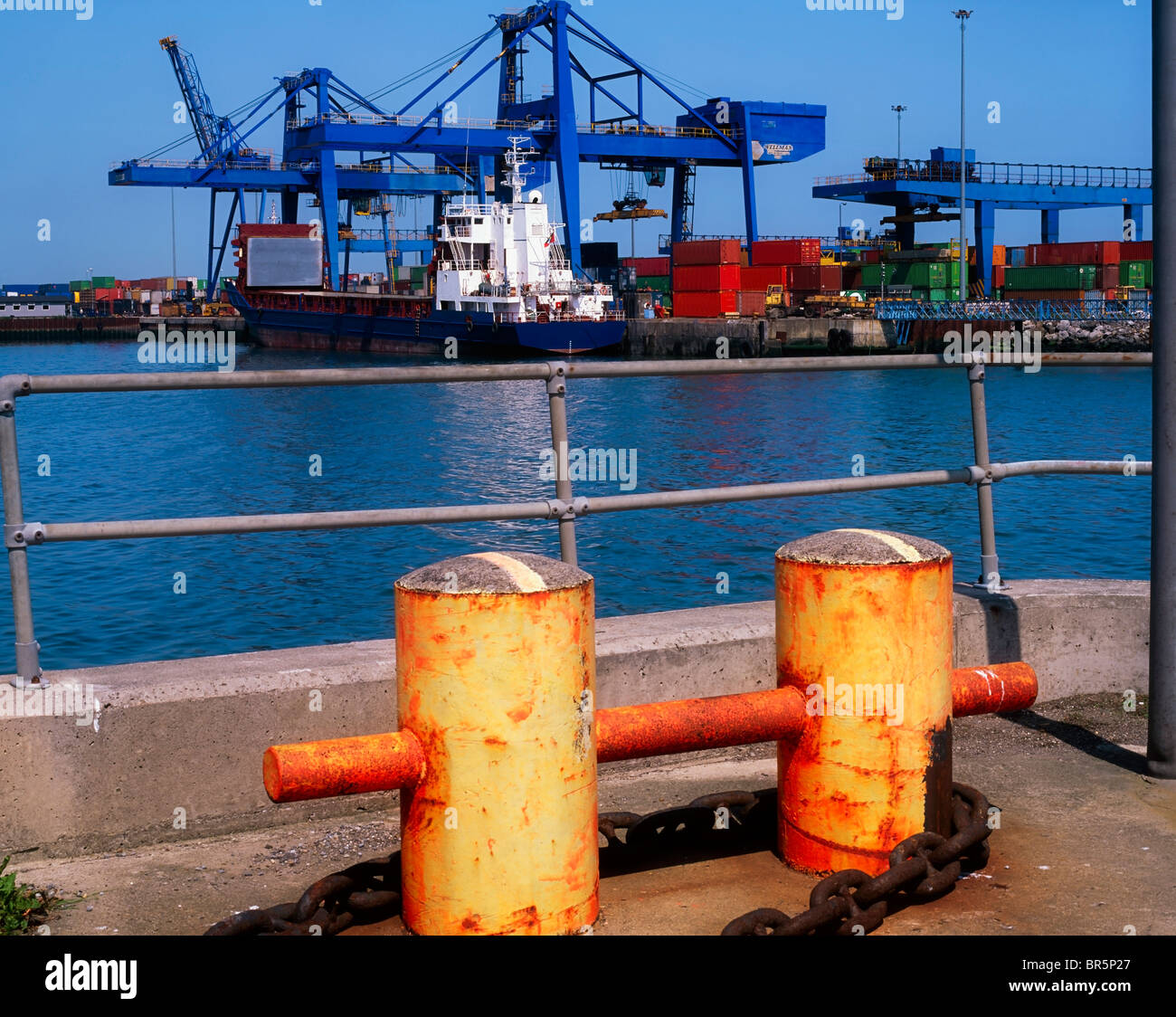 Irish container docks hi-res stock photography and images - Alamy