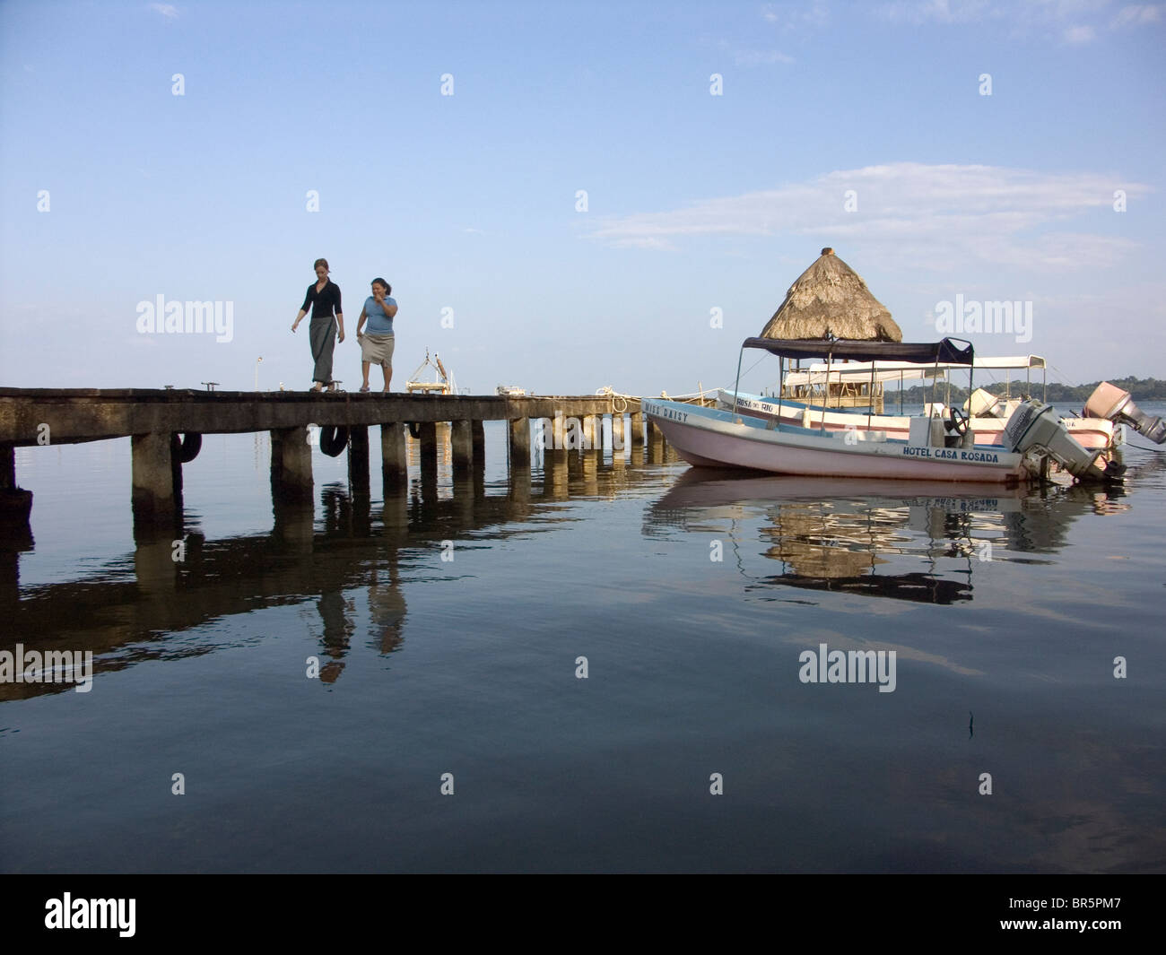 Tourist boats parked on a hotel's dock on the river Rio Dulce Stock ...