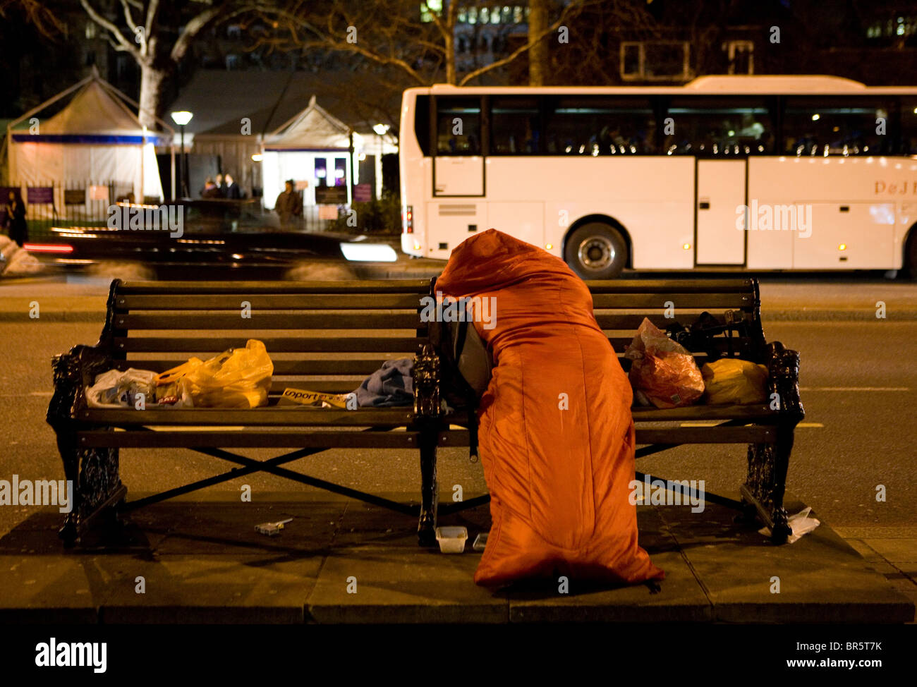 London Homeless Man Sleeping On Streets Stock Photos & London Homeless ...
