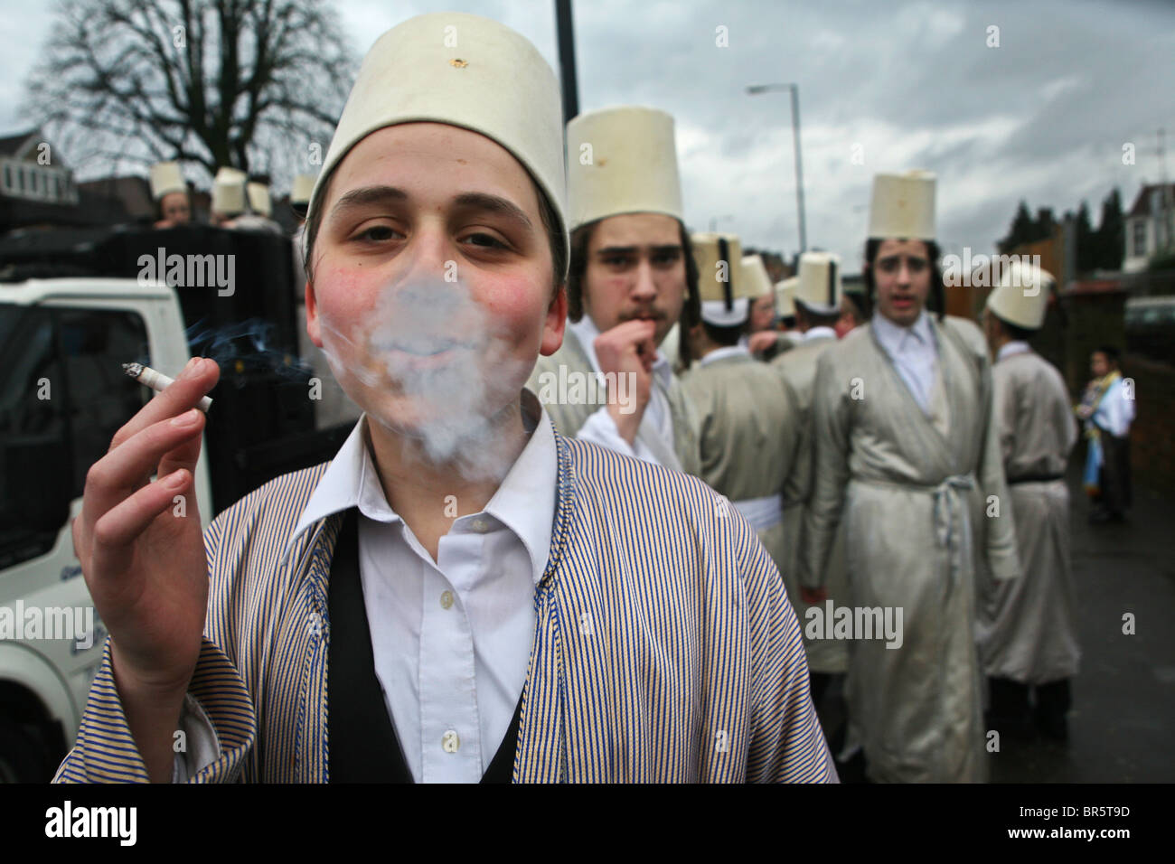 Children smoking cigarettes hi-res stock photography and images - Alamy