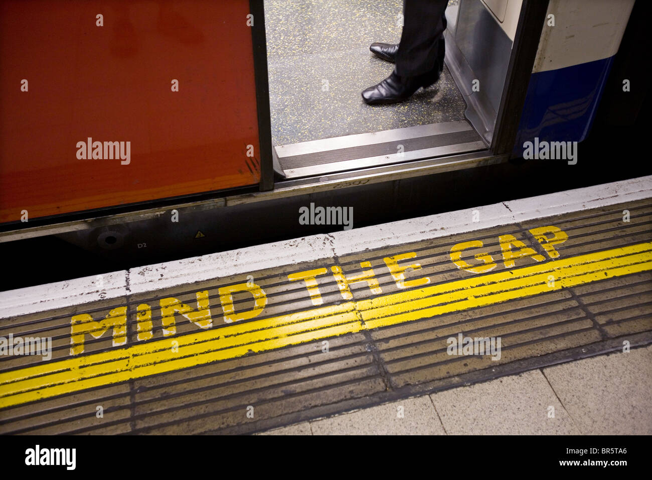 London underground sign by london hi-res stock photography and images ...