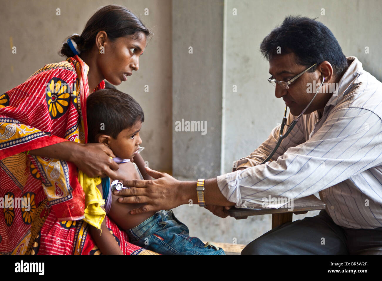 Doctor india child hi-res stock photography and images - Alamy