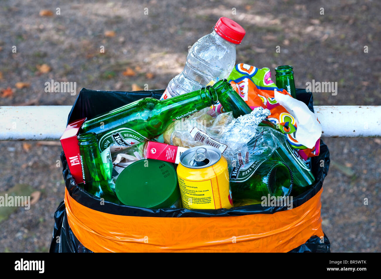 Overflowing garbage cans hi-res stock photography and images - Alamy