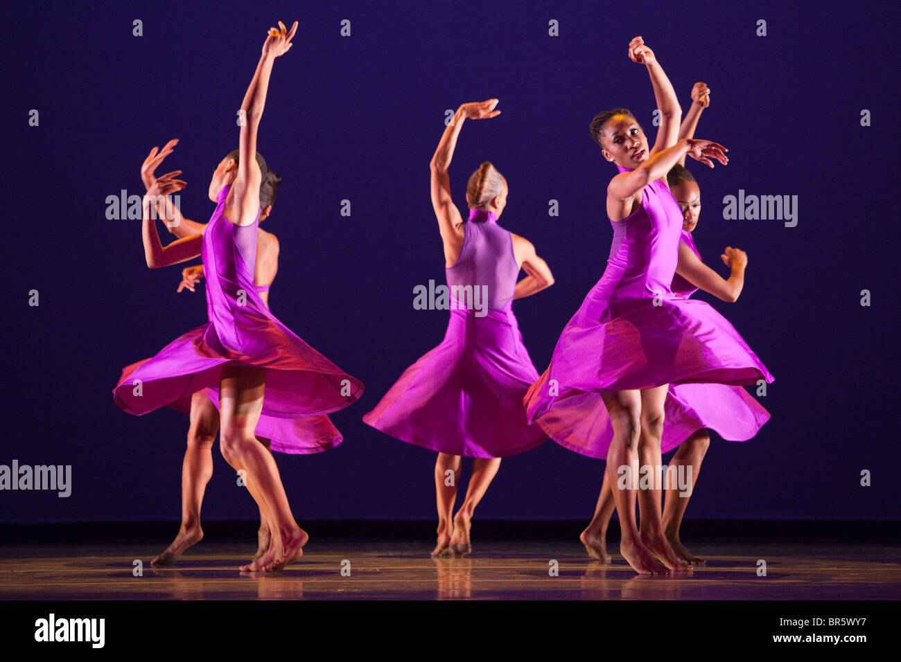 Modern dancers alvin ailey hi-res stock photography and images - Alamy
