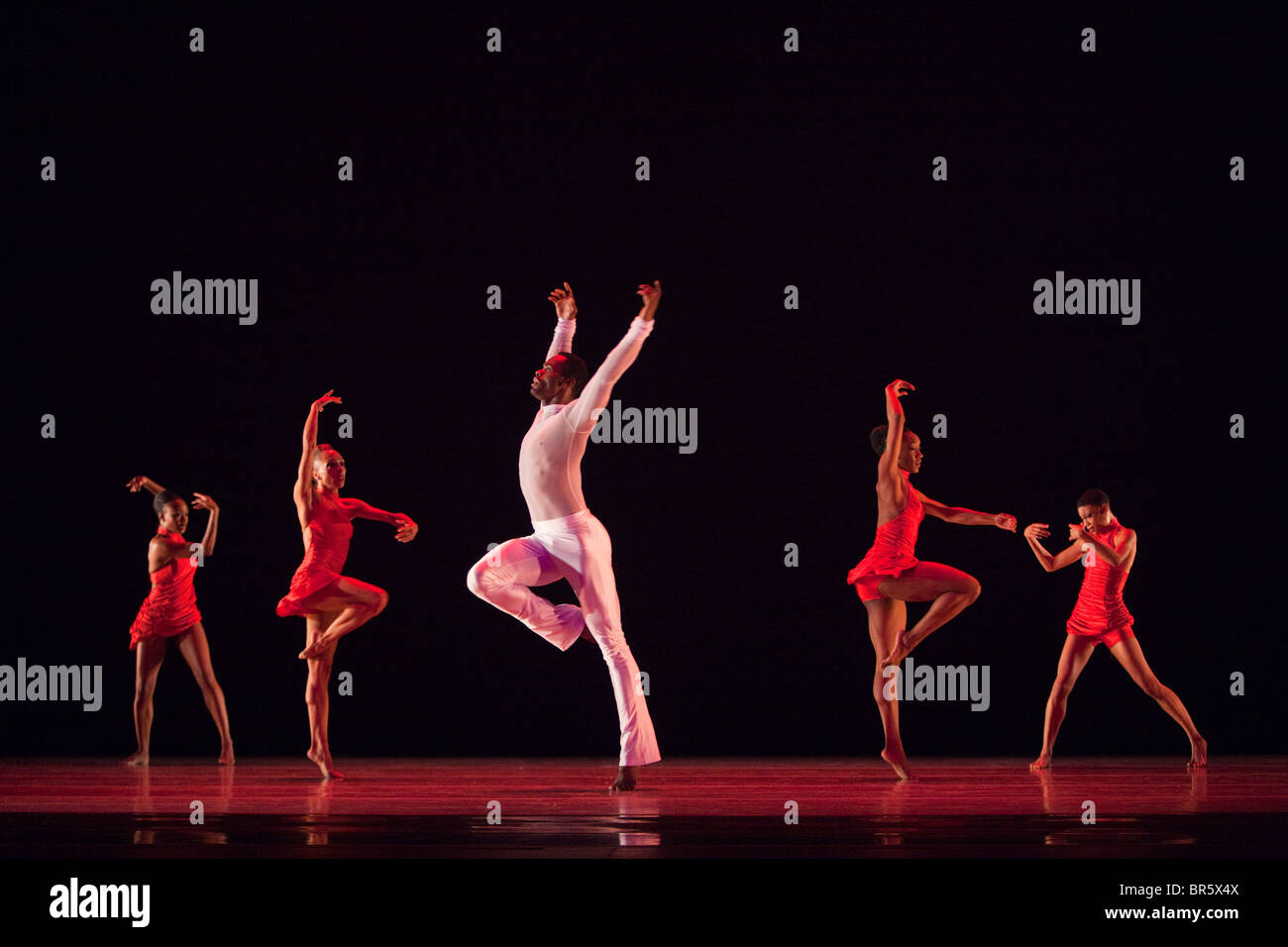 Modern dancers alvin ailey hi-res stock photography and images - Alamy