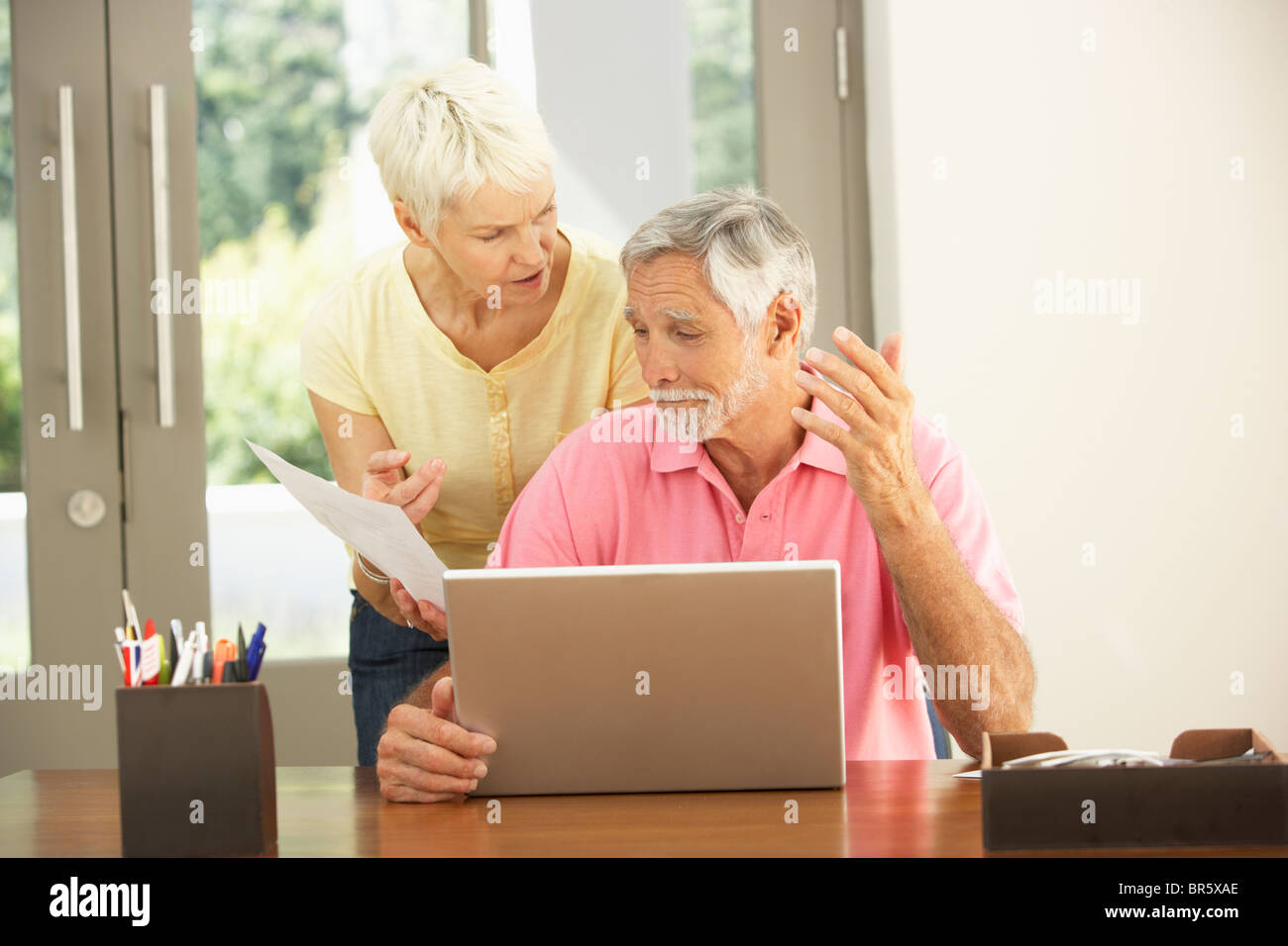 Elderly couple computer worried hi-res stock photography and images - Alamy