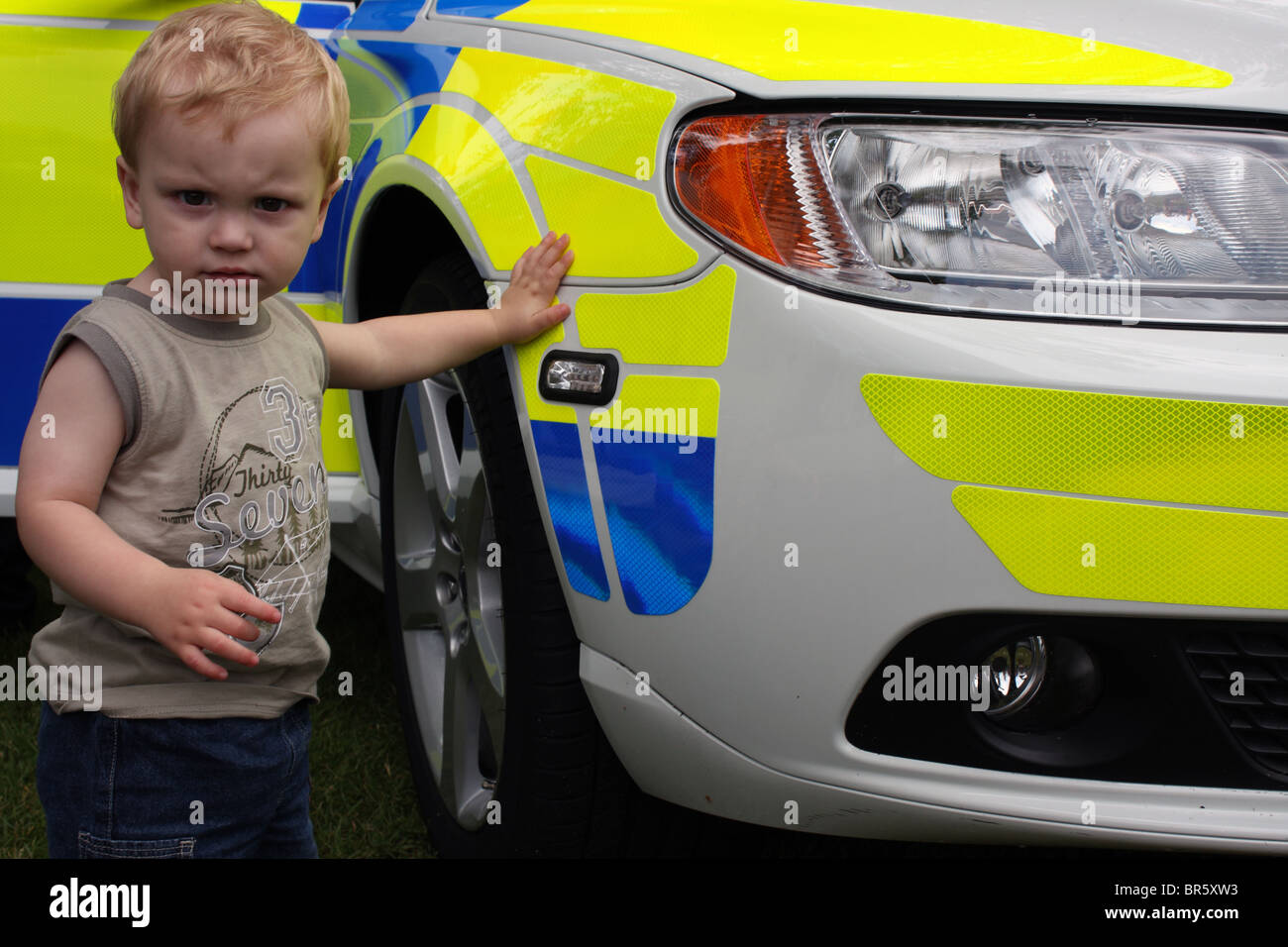 Blue and yellow police car hi-res stock photography and images - Alamy