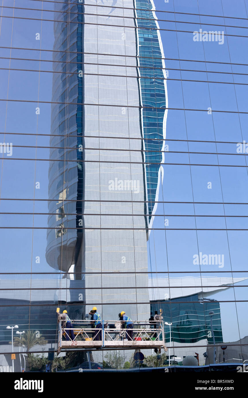 Office workers dubai hi-res stock photography and images - Alamy