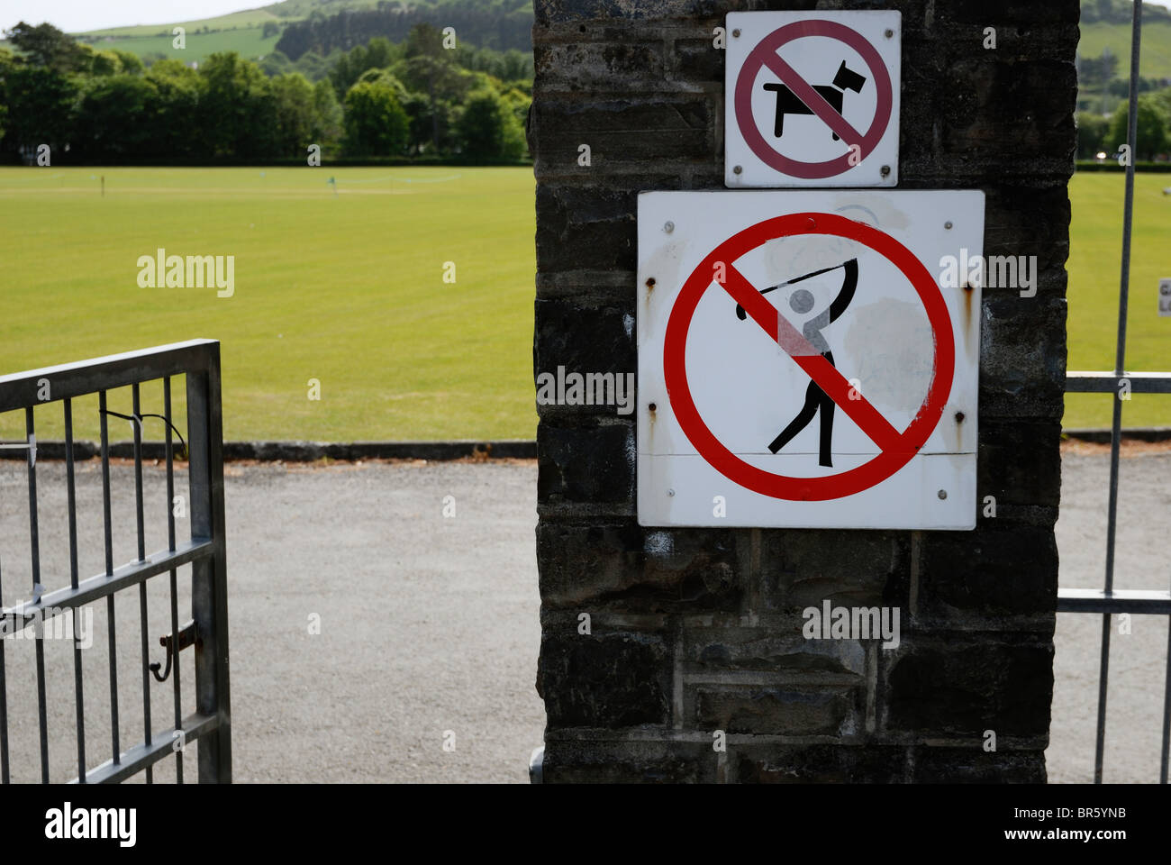 Outside open signs hi-res stock photography and images - Alamy