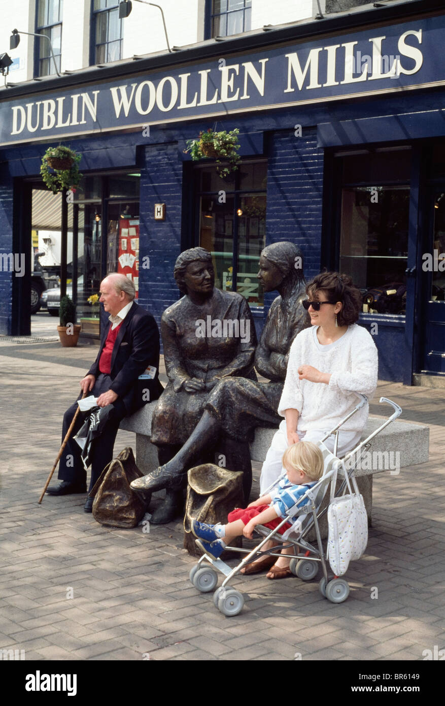 Dublin City, Co Dublin, Ireland, Statues Beside Ha'penny Bridge Stock ...