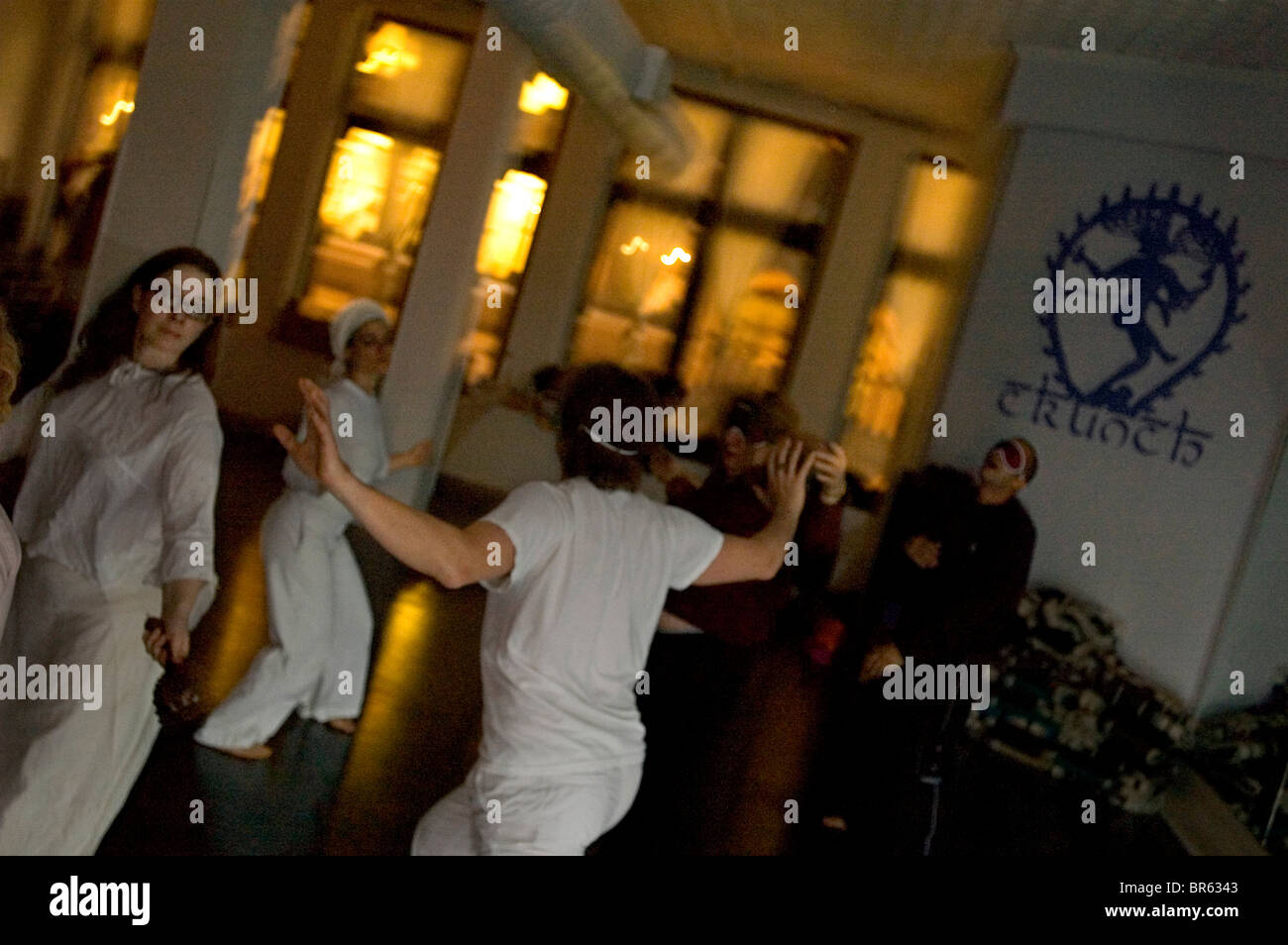 Yogic Trance Dance at Crunch gyms in Manhattan Stock Photo - Alamy