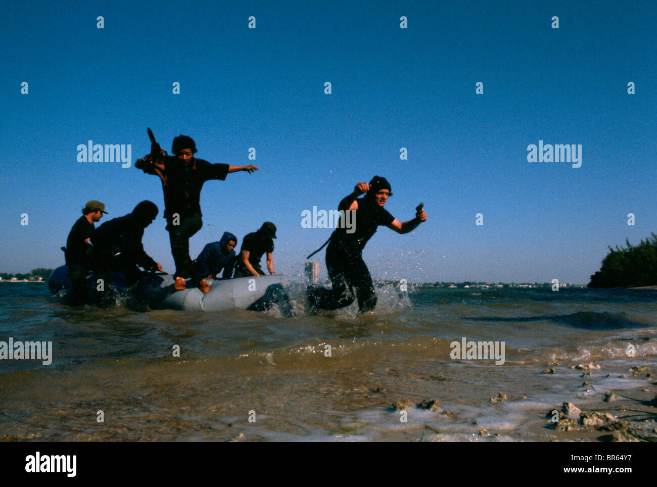 Members of a US paramilitary group practice a beach landing Florida ...