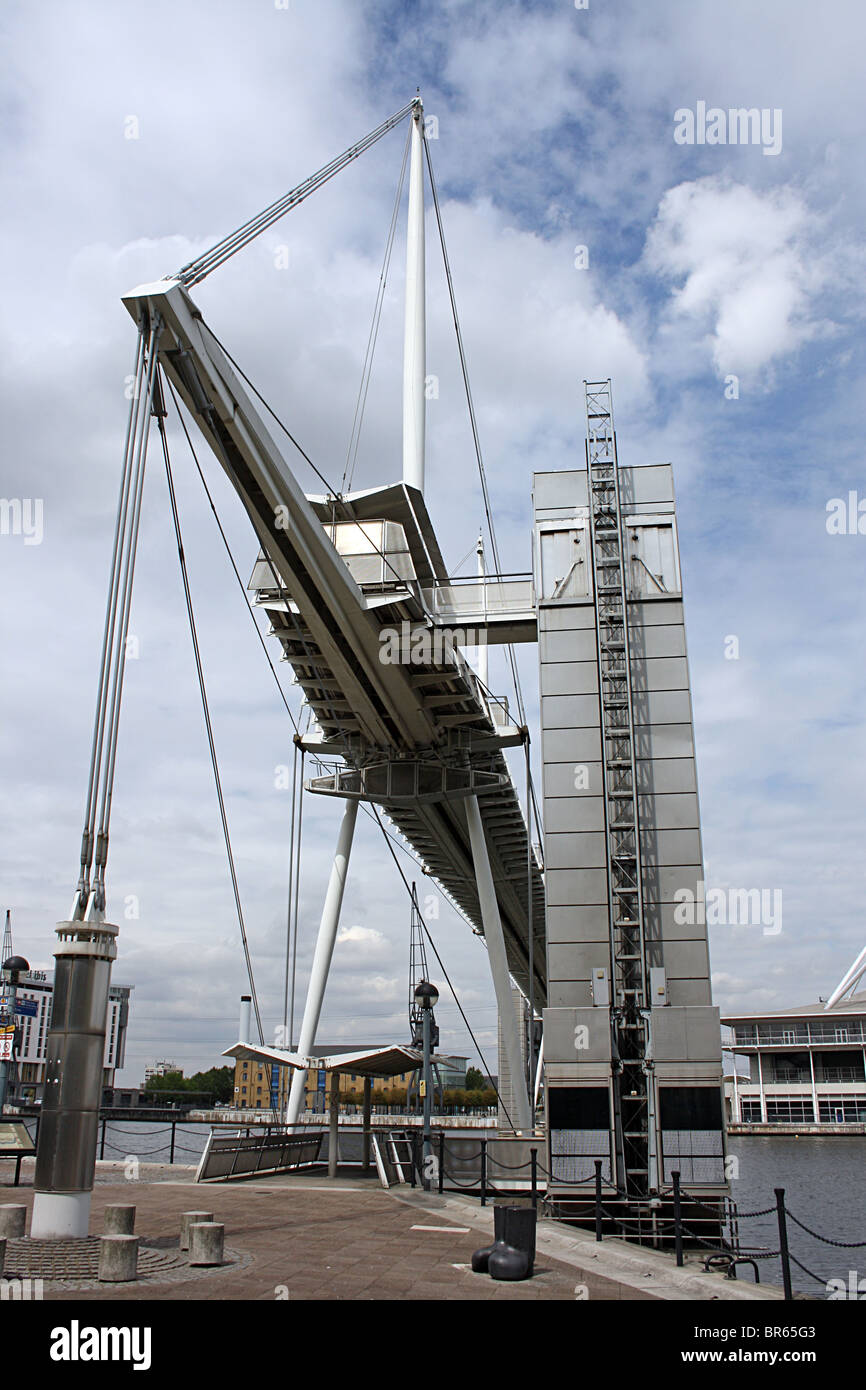 London, bridge across Royal Victoria Dock, Silvertown Stock Photo - Alamy