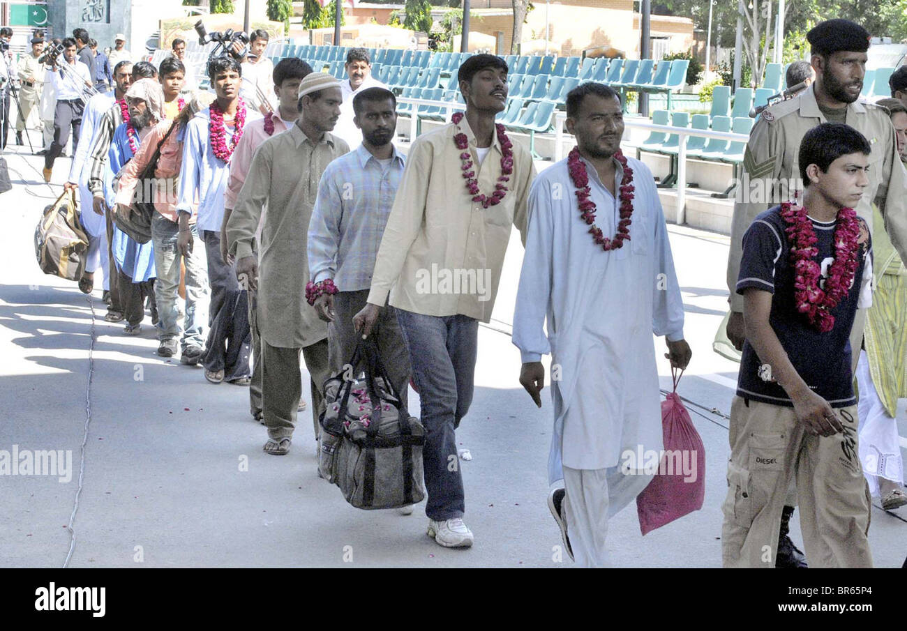 Pakistani prisoners, who were released from an Indian prison, cross ...